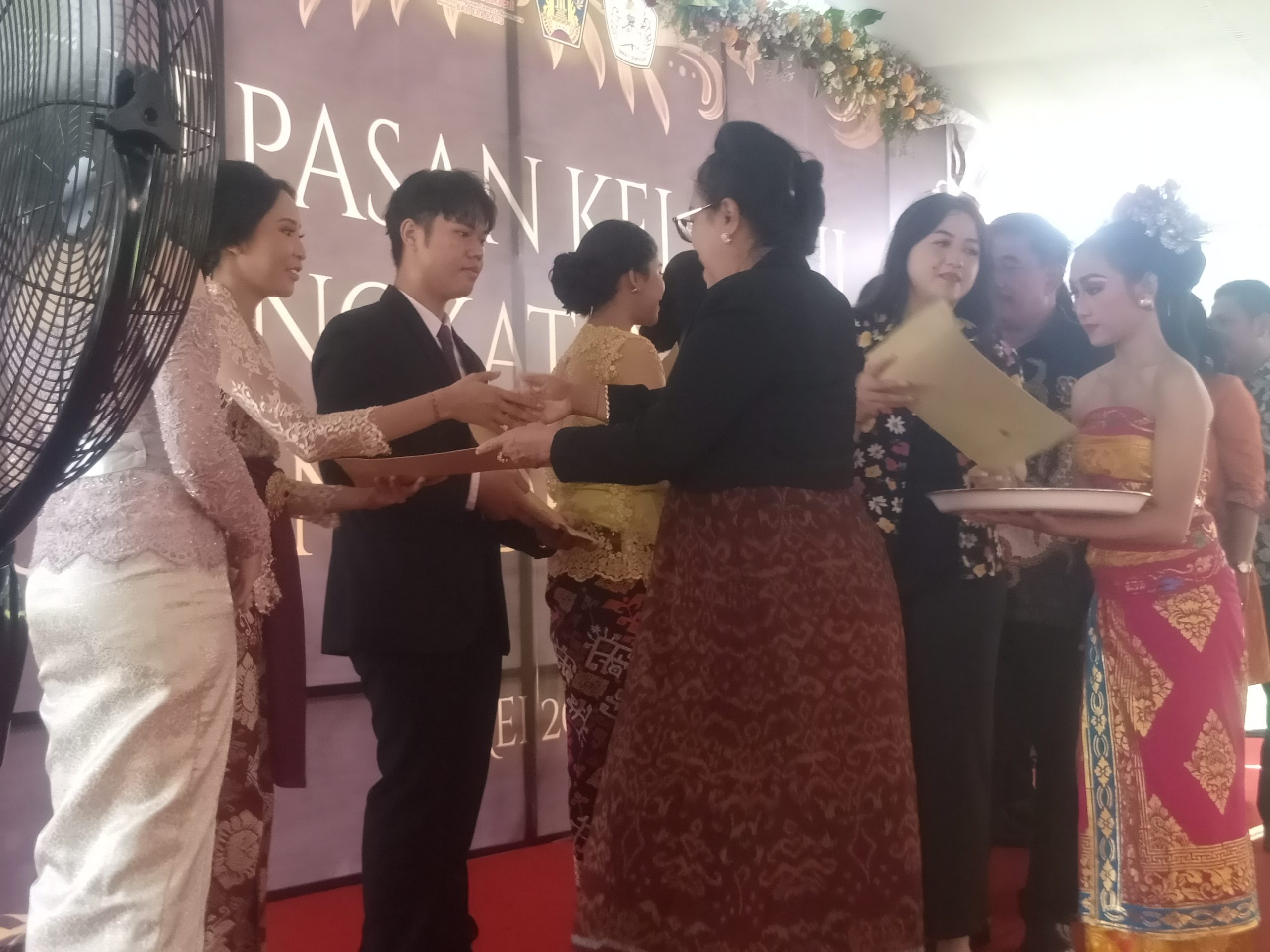Lulus 100 persen, SMA 5 Denpasar Lepas 431 Siswa Kelas XII.